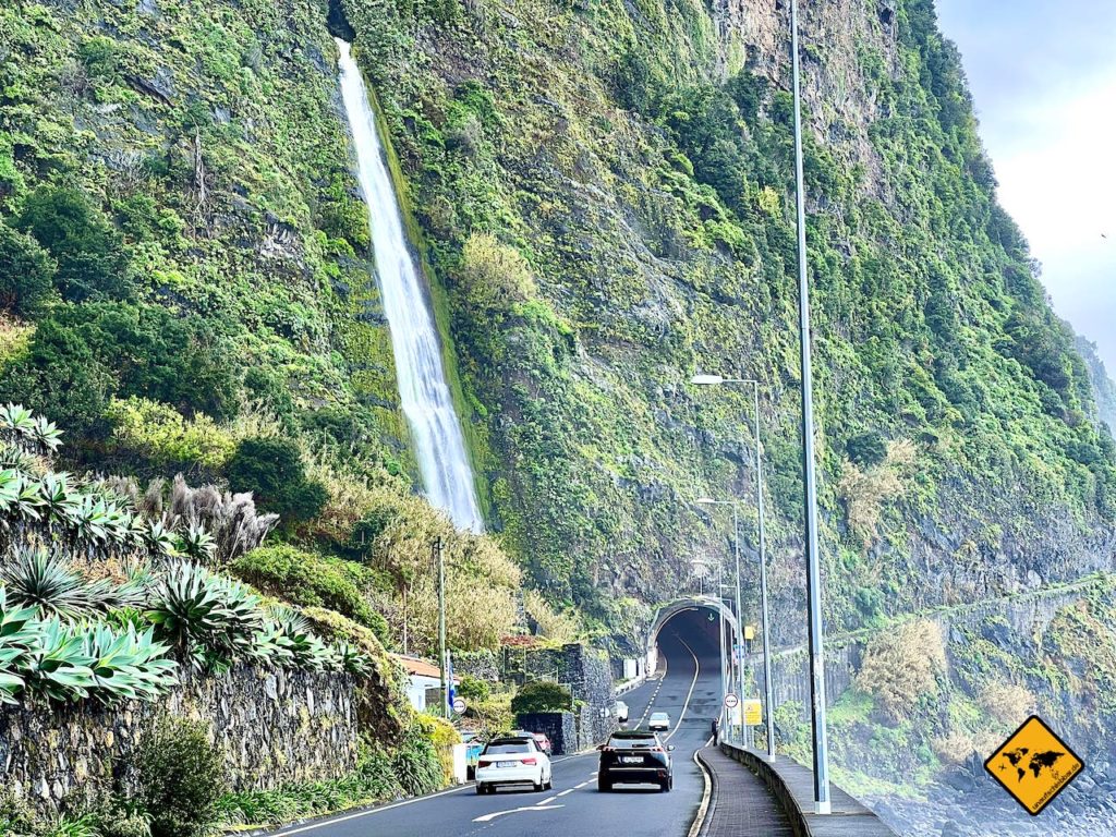 Cascata dos Anjos - Madeiras Wasserfall auf der Straße