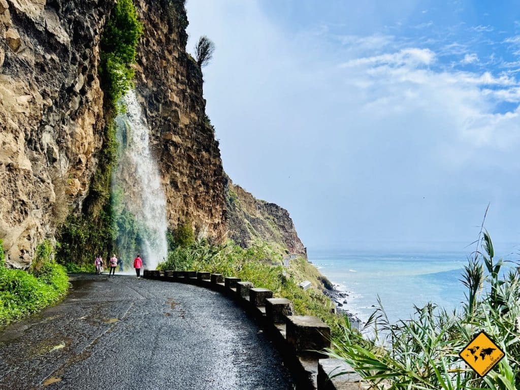 Cascata dos Anjos - Madeiras Wasserfall auf der Straße